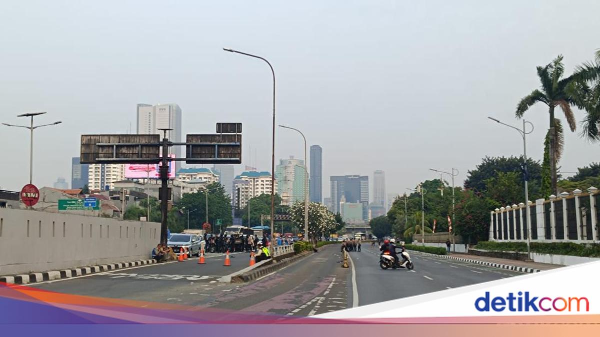 Jalan Gatsu Arah Slipi Dialihkan Sore Ini, Exit Tol Depan DPR Ditutup