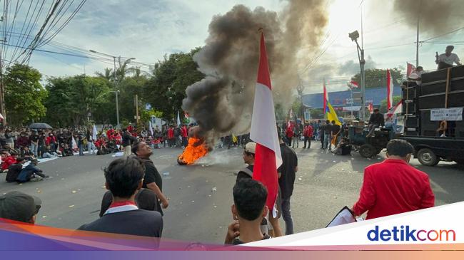 Demo Kawal Putusan MK di Jatim, Jebol Kawat Berduri-Ancam Boikot Pilkada