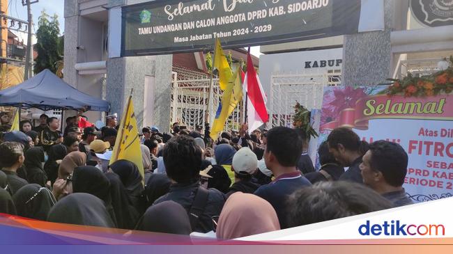 Massa Demo Kawal Putusan MK di Sidoarjo Saling Dorong Paksa Masuk DPRD