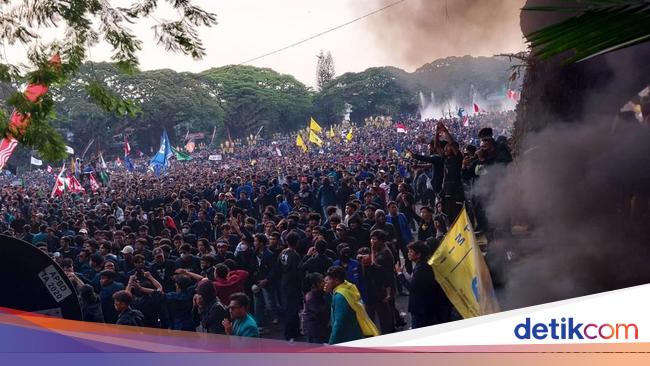 Demo Tolak Revisi UU Pilkada di Kota Malang, Massa Jebol Gerbang DPRD