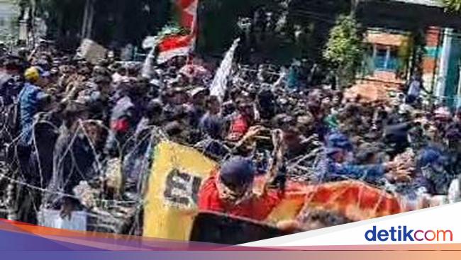 Tak Ditemui Anggota DPRD, Demo Tolak Revisi UU Pilkada di Surabaya Ricuh