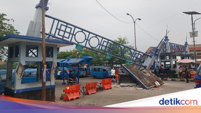 Gapura Terminal Laladon Bogor Ambruk Dihantam Mobil Boks, Pedagang Tertimpa