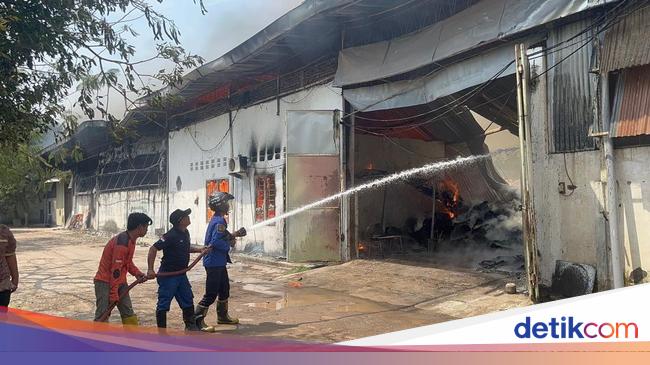Kebakaran Hebat Ludeskan Pabrik Mebel di Mojokerto