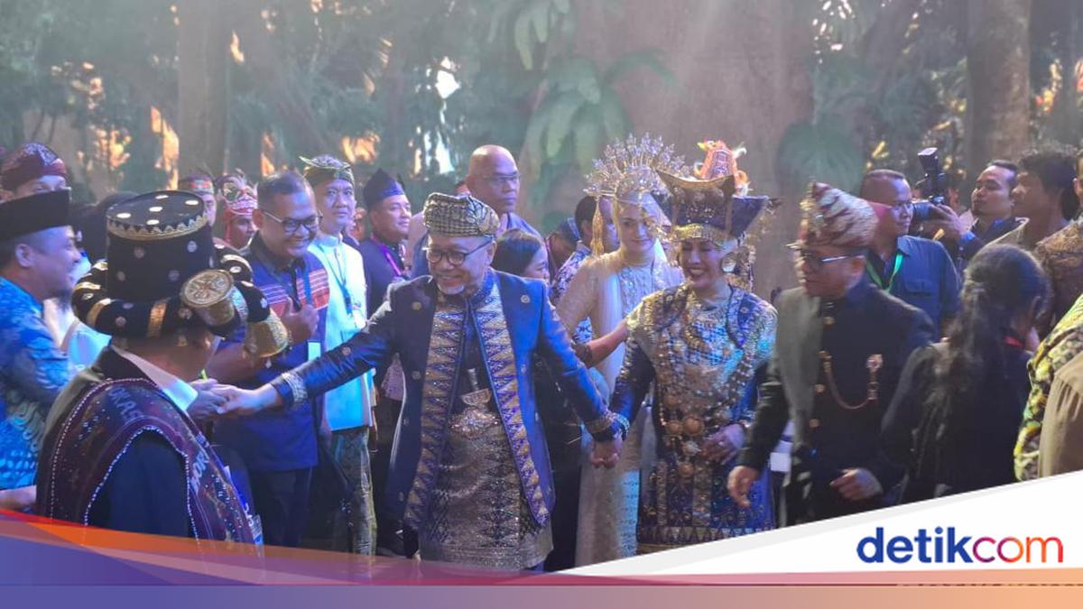 Bertema Indonesia Terdepan, Zulhas Hadiri Kongres PAN Pakai Baju Adat ...