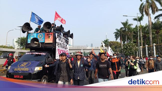 Massa Kembali Demo di Depan DPR Sore Ini