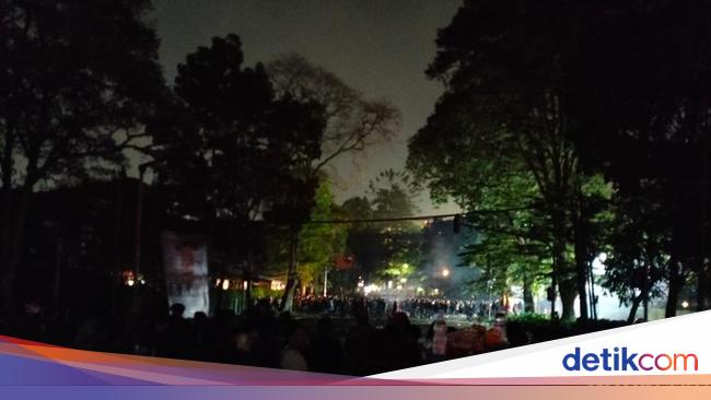 Demonstran di DPRD Jabar Bertahan hingga Malam, Polisi Selawatan