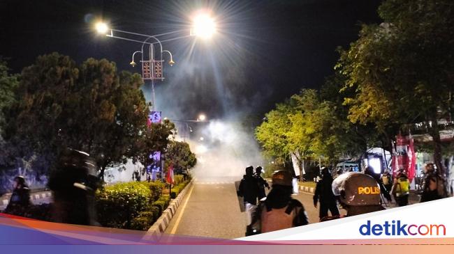 Polisi Bubarkan Paksa Mahasiswa Demo di DPR Aceh dengan Gas Air Mata
