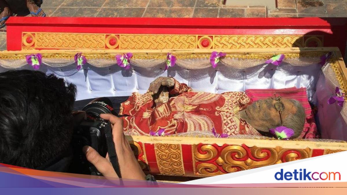 Ritual Ma'nene: Mengganti Baju Mumi Keluarga di Toraja