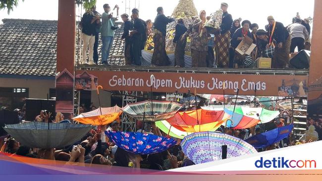 Warga Berdesakan Rebutan Sebaran Apem Kukus Keong Emas di Pengging