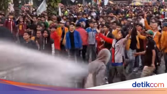 Polisi Dilempari Bom Molotov Saat Demo Revisi Uu Pilkada Di Dprd Kaltim