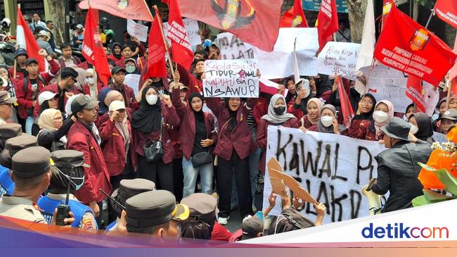 Pelatikan Anggota DPRD Lamongan Diwarnai Demo Mahasiswa Kawal Putusan MK