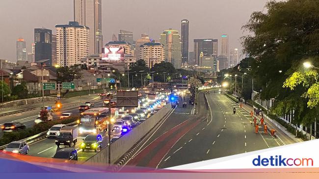 Massa Demo Masih Bertahan Malam Ini, Jalan Gatsu Depan DPR Ditutup