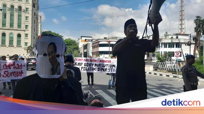 Demo di Depan Kantor Wali Kota Medan Bawa Poster Bobby Salami AGK