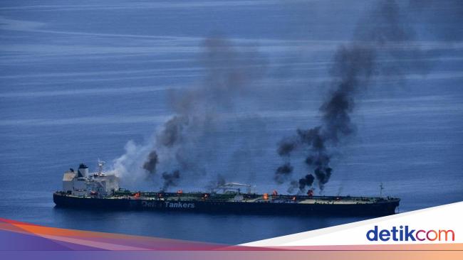 Penampakan Kapal Tanker Terbakar di Laut Merah Usai Serangan Houthi