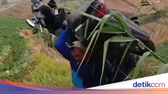 Sosok Suradi, 'Mas Samson' Viral Angkat Motor Matik Sendirian di Batang