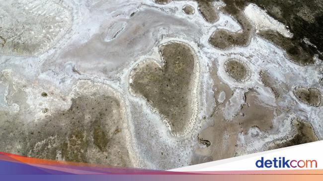 Danau Garam di Turki Mengering, Datarannya Membentuk Hati