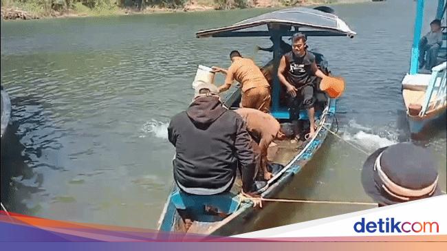9 Guru di Sukabumi Bertaruh Nyawa Naik Perahu Bocor demi Mengajar