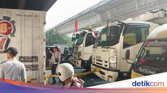 Truk Mogok di Cengkareng Sudah Dievakuasi, Lalu Lintas Kembali Normal