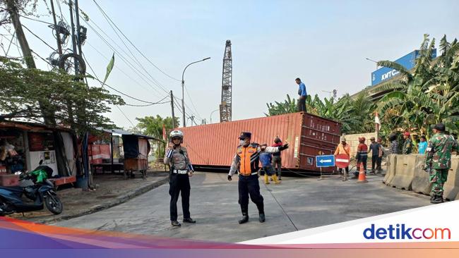Truk Kontainer Terguling Halangi Jalan di Cakung, Lalin Macet