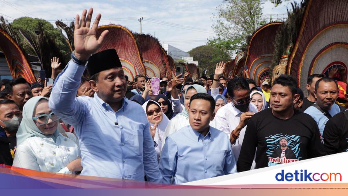 Ipong-Luhur Daftar ke KPU Ponorogo Diiringi Puluhan Reog