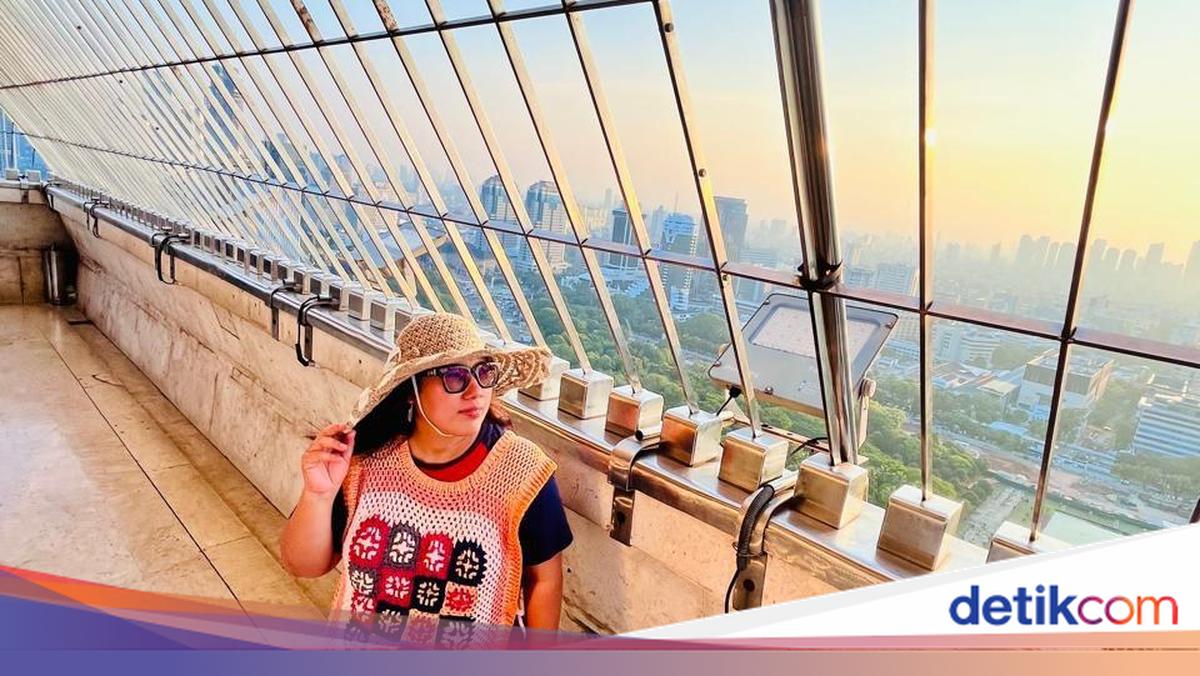 Menikmati Senja dari Ketinggian Puncak Emas