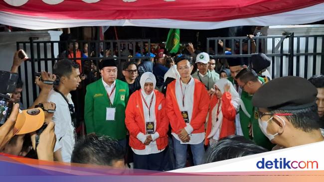 Indira-Ilham Daftar Pilwalkot Makassar 2024 di KPU, Kompak Berjaket Oranye Indira-Ilham Daftar Pilwalkot Makassar 2024 di KPU, Kompak Berjaket Oranye