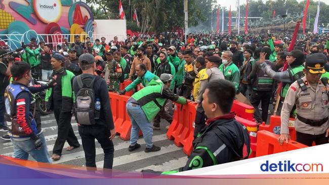 Massa Ojol Tutup Jalan Budi Kemuliaan Jakpus hingga Bakar Ban, Lalin Macet