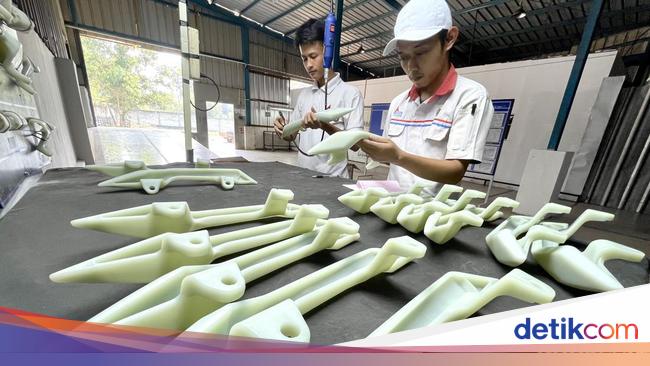Mengintip Proses Pengecatan Komponen Motor di Purwakarta