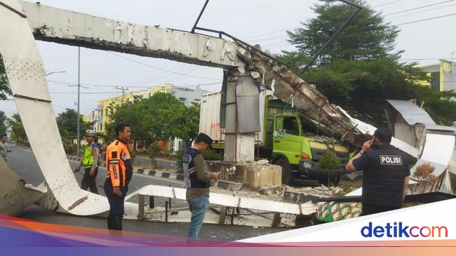 Gerbang Selamat Datang di Prabumulih Ambruk Usai Ditabrak Truk