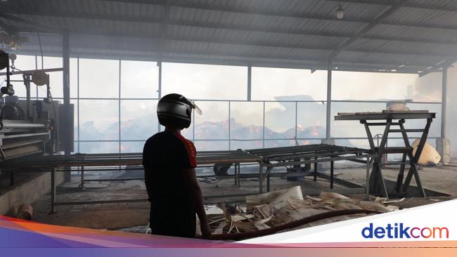 Gudang Kayu Ludes Terbakar gegara Percikan Api, Kerugian Ratusan Juta Rupiah