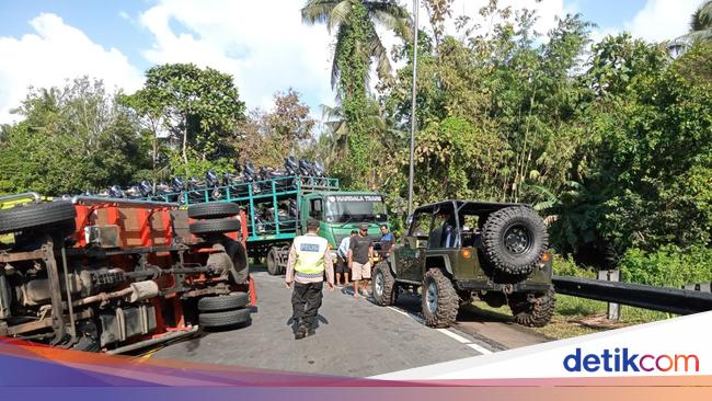 Tak Kuat Nanjak, Truk Terguling di Jalan Denpasar-Gilimanuk