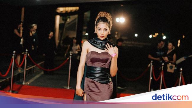 7 Gaya Zsa Zsa Utari yang Bikin Semua Mata Tertuju Padanya