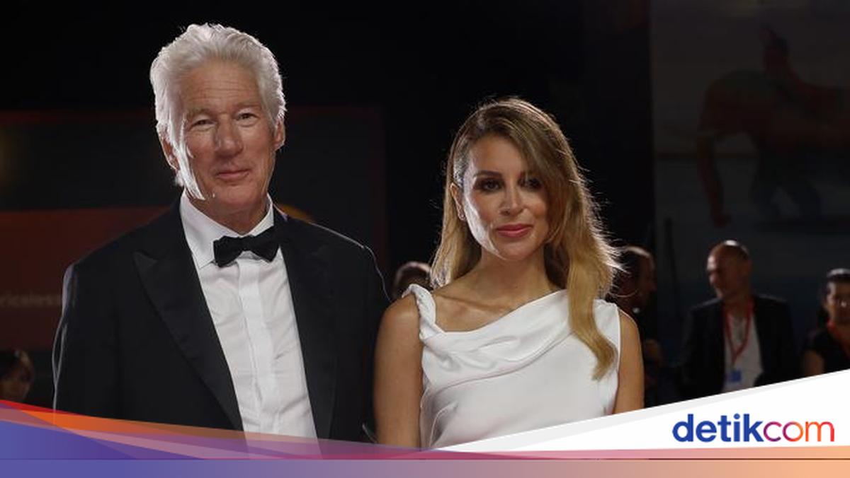 7 Foto Kemesraan Richard Gere dan Istri yang 34 Tahun Lebih Muda di Italia