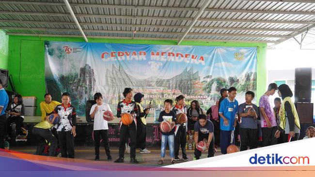 Potret Siswa-siswi SLBN Semarang Bergembira Main Basket Bersama