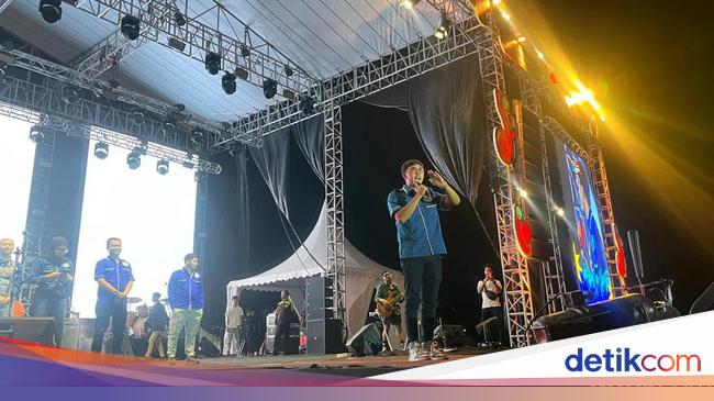 Festival Dialog Cinta Gekrafs Jombang Ambyar Digoyang Denny Caknan