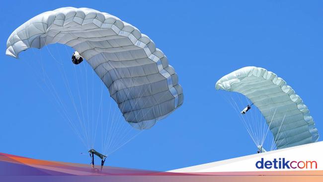 Penerjun Multinasional dan TNI 'Menari' di Langit Banongan