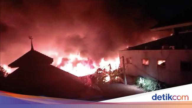 Gudang di Pondok Bambu Jaktim Kebakaran, Api Berkobar