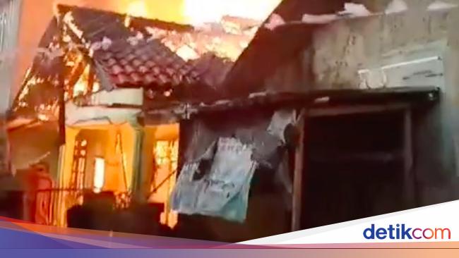 Rumah di Jakbar Terbakar, Diduga Dipicu Korsleting Listrik di Plafon
