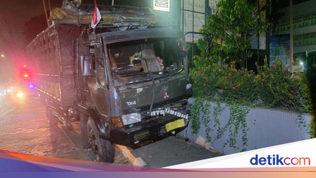 Hilang Kendali, Truk Terjang Trotoar-Tabrak Pagar Kampus Unisa Jogja