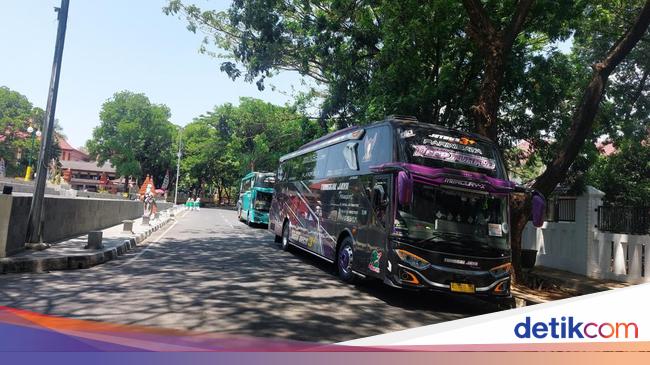 Sopir Bus-Elf Keluhkan Pungli Parkir di Kompleks Pemda Cirebon