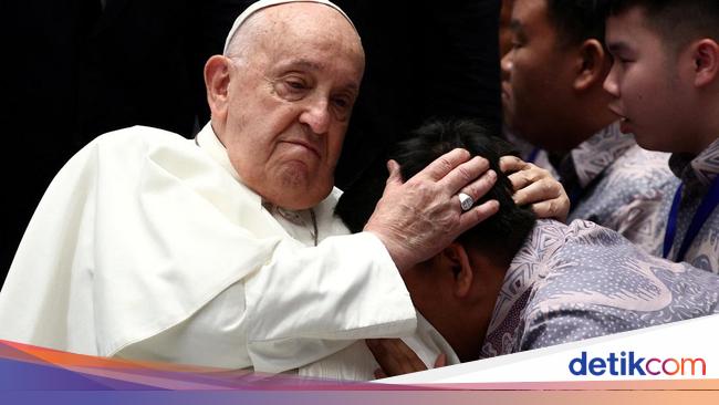 Momen Haru Penyandang Disabilitas Peluk Erat Paus Fransiskus Momen Haru Penyandang Disabilitas Peluk Erat Paus Fransiskus