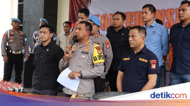 Polisi Gerebek Pengoplosan Gas 3 Kg ke Tabung Portabel di Bekasi Polisi Gerebek Pengoplosan Gas 3 Kg ke Tabung Portabel di Bekasi