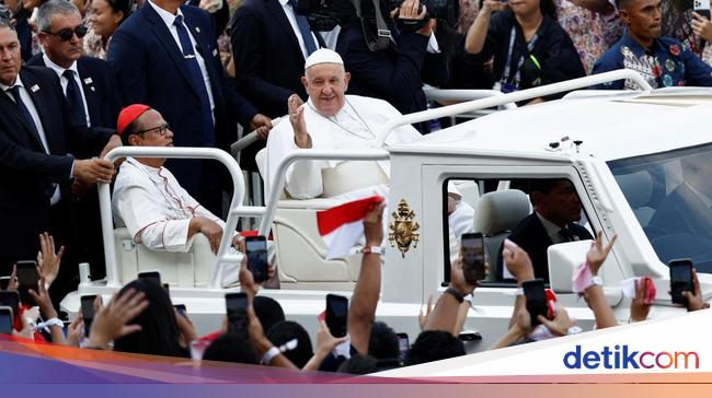 6 Potret Kesederhanaan Paus Fransiskus Saat Kunjungi Indonesia