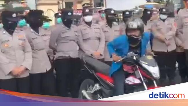Tabahnya Polwan Saat Diasapi Knalpot Demonstran di Tasikmalaya