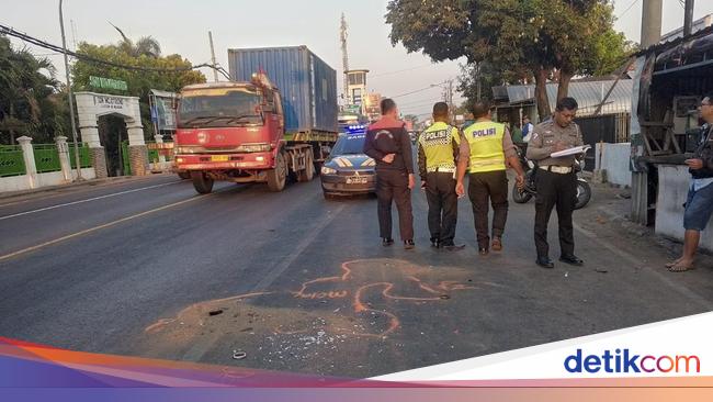 2 Pemotor Tewas Tabrak Truk Parkir di Jalur Arteri Jombang