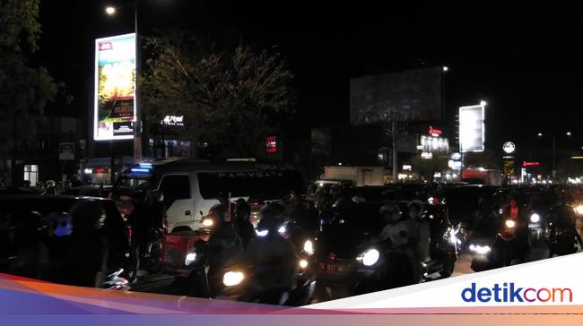 Jalan Urip-Perintis Makassar Macet Parah Malam Ini, Kendaraan Mengular 3 Km