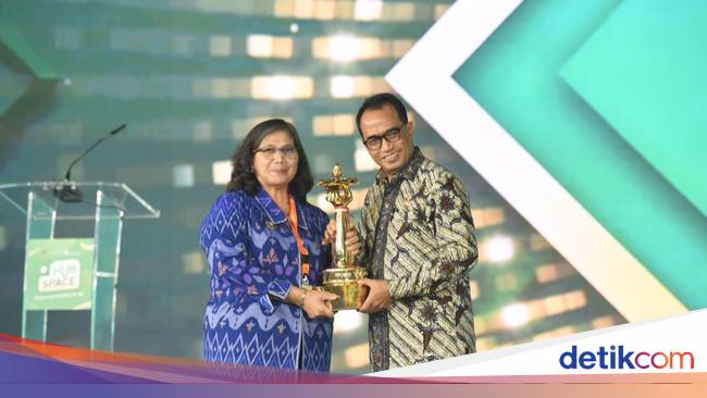 Pj Wali Kota Kediri Zanariah Terima Penghargaan Wahana Tata Nugraha