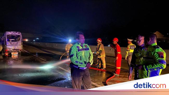 Mobil Elf Sarat Penumpang Terbakar di Tol Boyolali