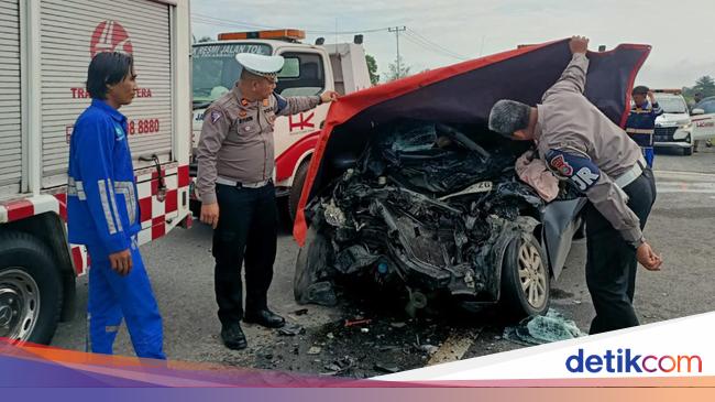 Mobilio Seruduk Truk Tangki LPG di Tol Pekanbaru-Dumai, 3 Orang Tewas