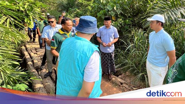 Majukan Lampung Selatan, Radityo Egi Bantu Bangun Jembatan